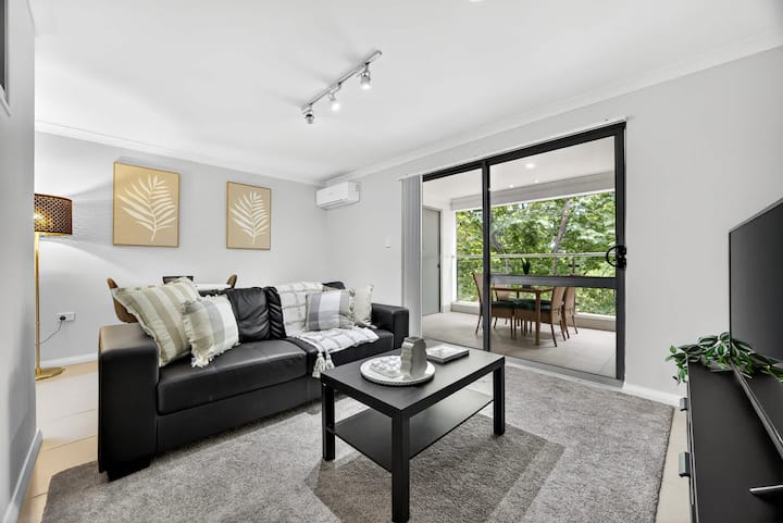 Relaxing Rockingham 1br Balcony & Parking - Rockingham