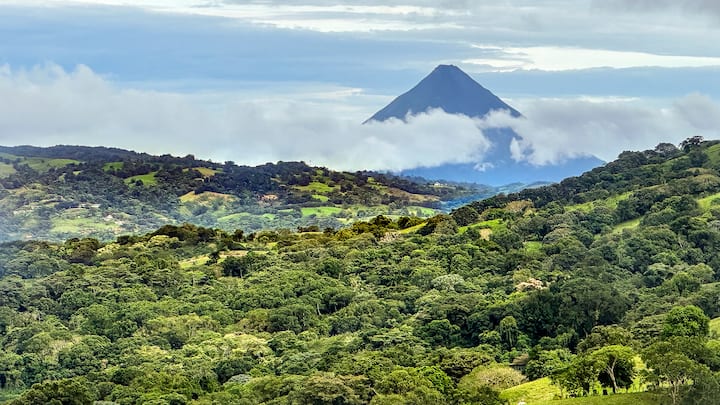 Astounding Views Of Lake Arenal And Arenal Volcano - Kostaryka