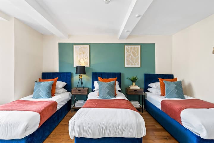 Station 10 Beds | Contractor | Central | Sleeps 12 - Brighton