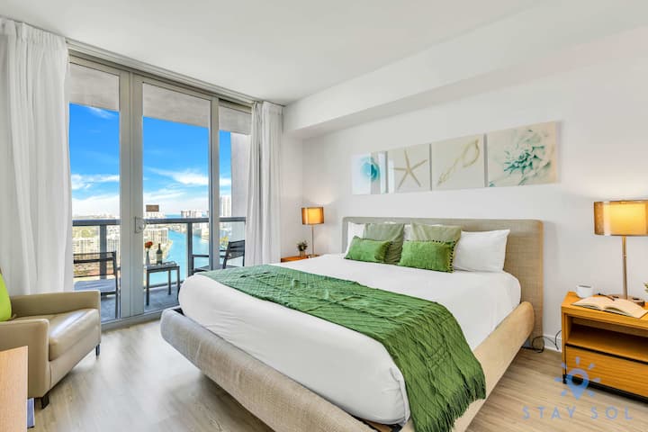 Apartment With Balcony, Amenities & Pool - Aventura, FL