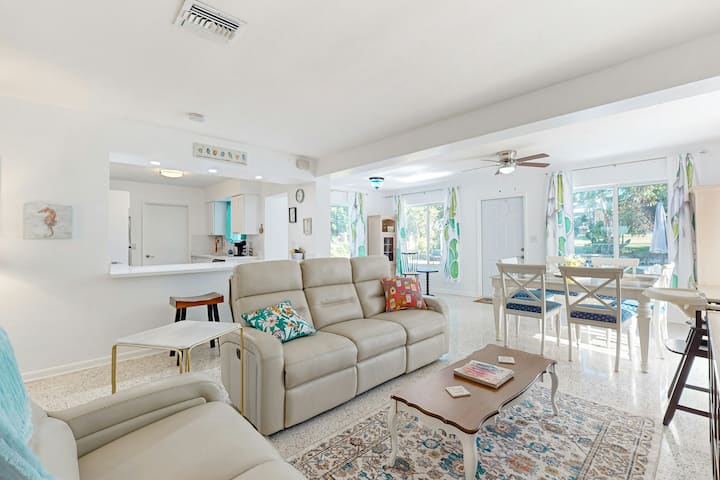 4br Retreat With Lake Views & Nature Trails Nearby - Lake Worth, FL