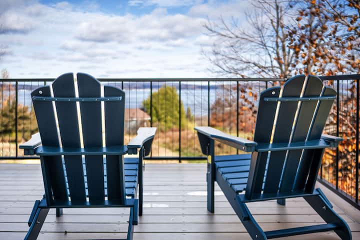 Design-forward Lakeview Retreat Near Bay Harbor - Petoskey, MI