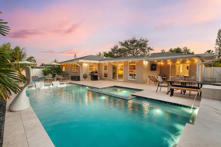 Tropicool Retreat | Private Pool + Hot Tub + More! - Sarasota, FL