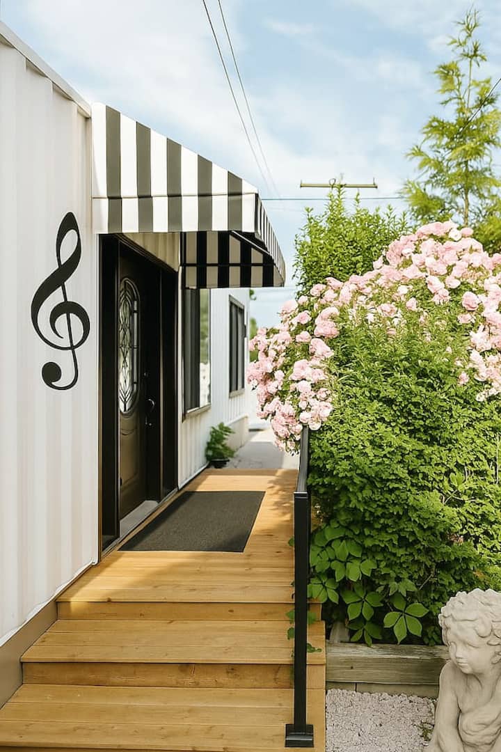 One Of A Kind | Shipping Container 5 Min To Falls - Niagara Falls