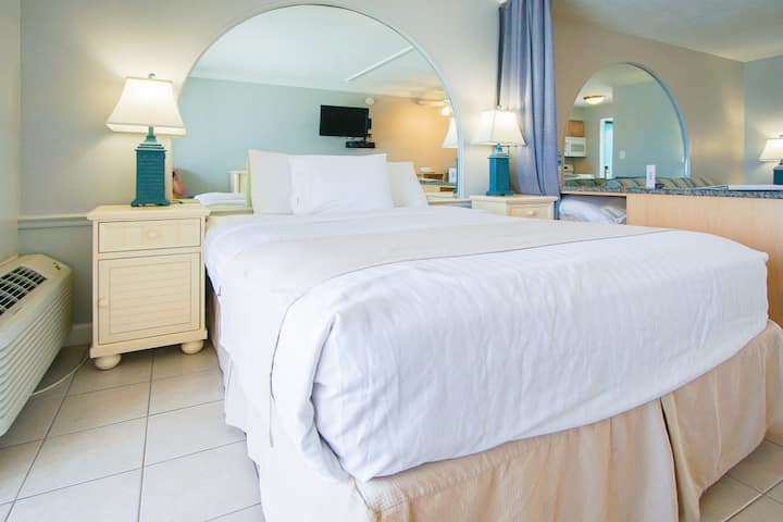 Charming Studio Suite For 4 | Pool & Beach Access - Panama City Beach, FL
