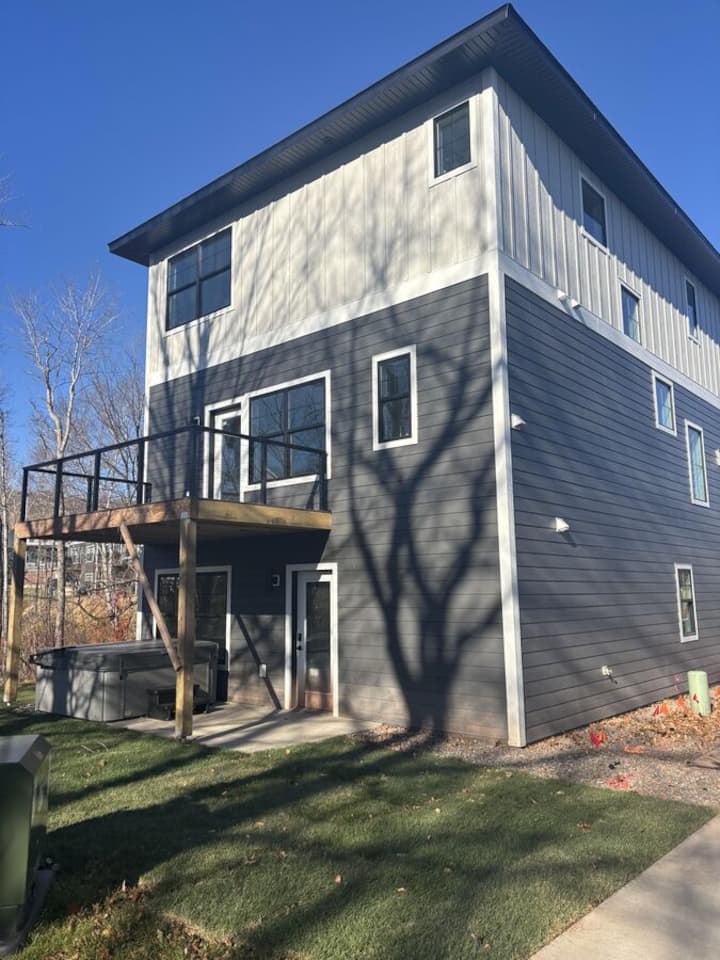 Riverwest White Pine- Hot Tub - Sauna- Dogs - Duluth, MN