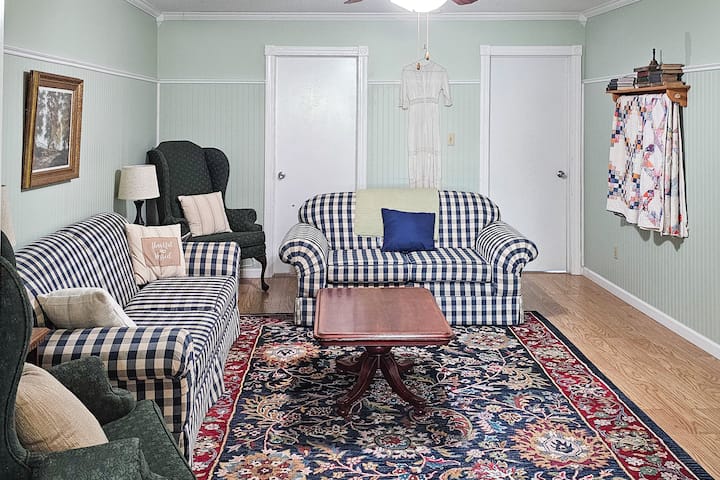 Walk To Nauvoo Temple: Remodeled Family Apartment - Nauvoo, IL