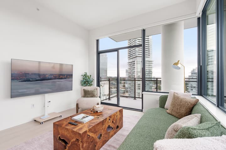 Sleek & Modern 3br Suite | Parking & Amenities - New Westminster