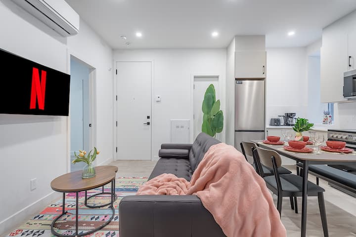 Sophisticated 3br Haven • Modern Decor & Comfort - Montreal