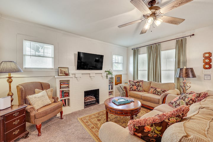 < 1 Mi To Historic Dtwn Texarkana: Charming Home! - Texarkana, AR