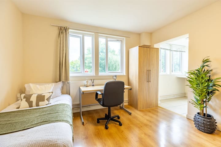 Student Only Delightful Studios At Brooke Hall - Londres