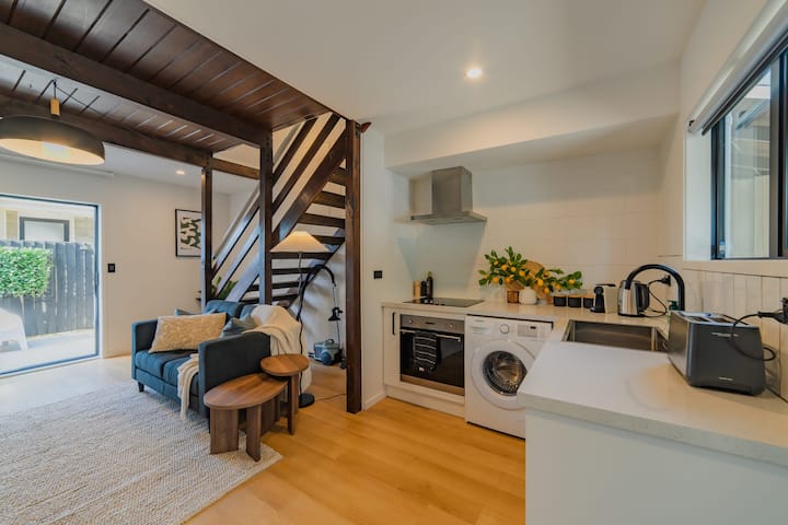 Sherborne Courtyard Retreat 1br With Parking - West Coast