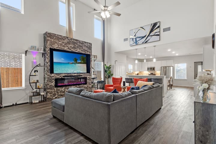 Lux Villa Private Backyard • 86” Tv• Theater •Pong - Mesquite, TX