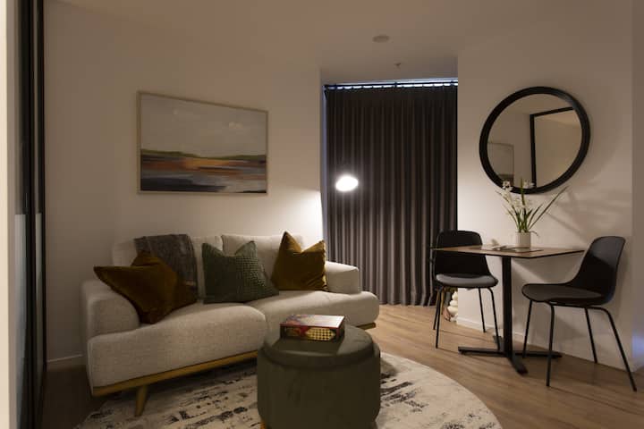 Brand New Furnishings W/ Pool, Gym & City Views - Auckland