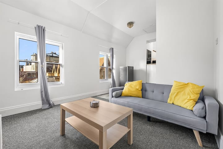 2 Br | X 2 Zip-kings / 4 Singles | Private Parking - Bedford