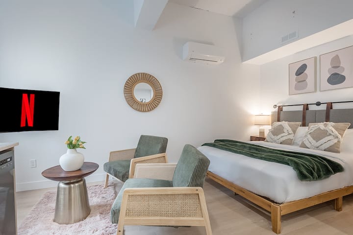 Corporate Den  - Comfy Bed - Montreal