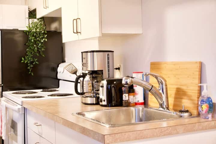 Cozy Downtown Studio With 4k Smart Tv, Wi-fi & Fre - Moose Jaw