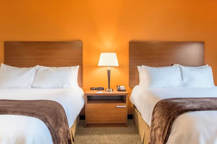 Stylish Room Perfect For Shopping Trips Nearby - Altoona, IA