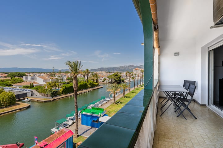 Canal-front Stay | Balcony | 2br + Sofa Bed - Empuriabrava