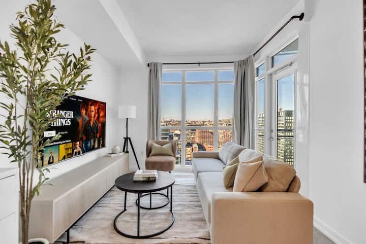 Skyline Views Steps From The Iconic Cn Tower - Toronto