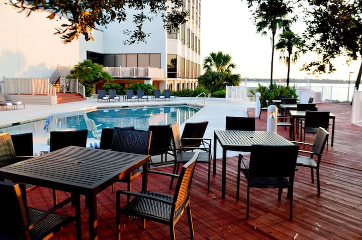 3 Relaxing Rooms With Balcony View - Kemah, TX