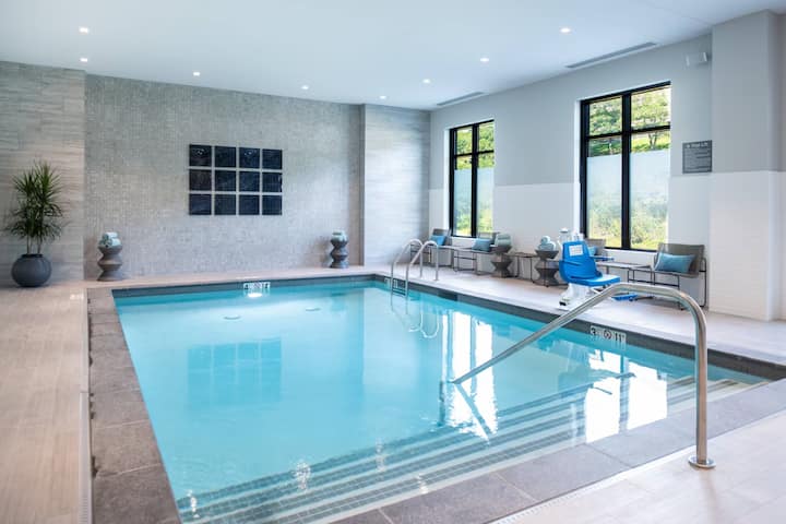Modern Room | Pool, Gym & Free Breakfast - Newton, MA