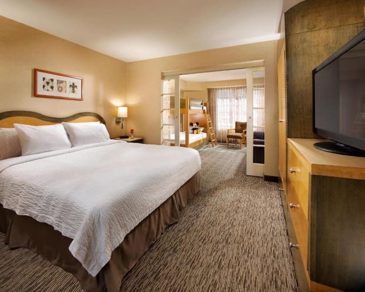Family Suite Joy: Steps From Disneyland & Pool! - Anaheim, CA