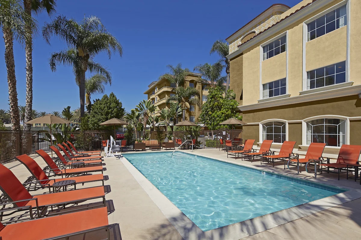 Family Suite Joy: Steps from Disneyland & Pool! - Hotels for Rent in ...