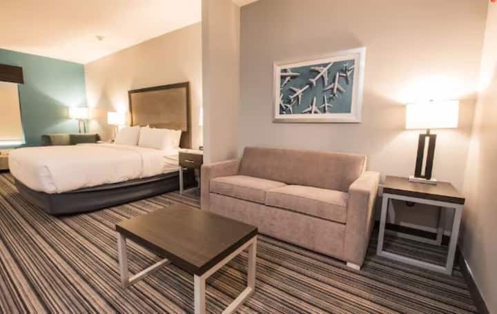 Free Breakfast, Shuttle, Pool, Fitness & Parking - Houston, TX