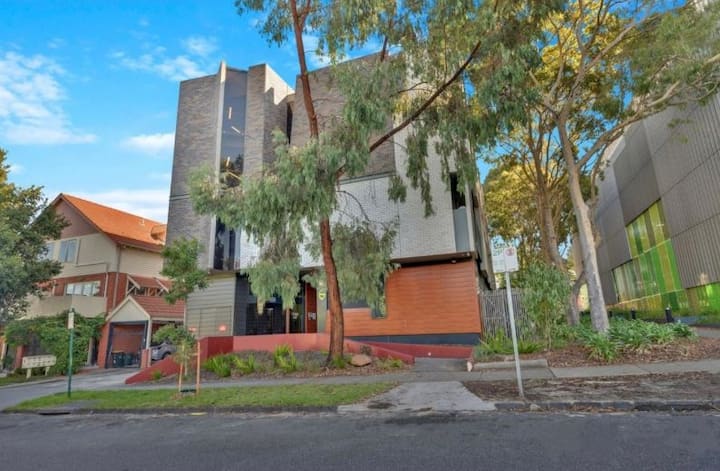 One Bedroom Apartment In The Heart Of Box Hill - Box Hill