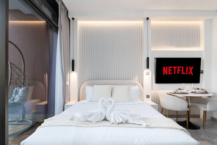 High-floor Studio With Canal & Skyline Views - Dubai