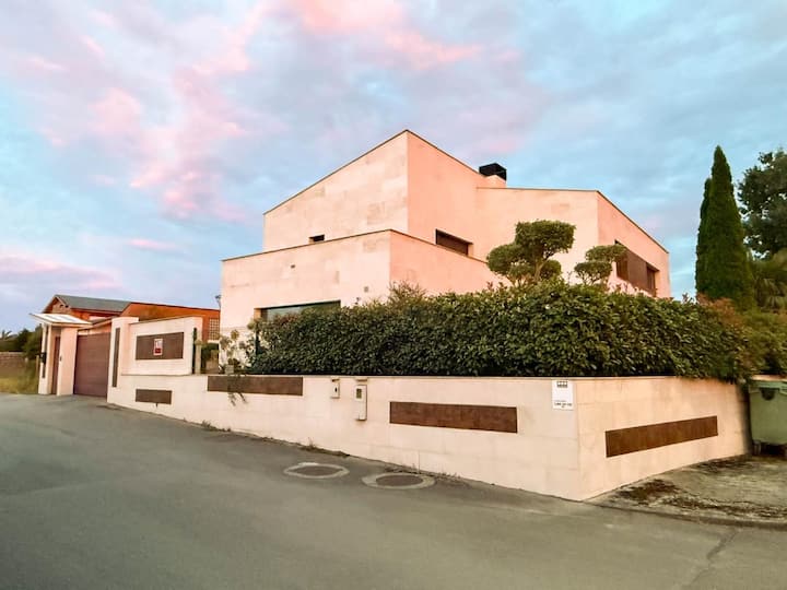 Maison Moderne Spectaculaire Avec Piscine - Solares