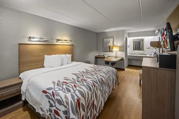 Relax W/ Free Breakfast Near Ocala Equestrian Spot - High Point, NC