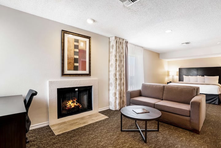Cozy King Stay! Free Breakfast, Pool, Pet-friendly - El Paso, TX