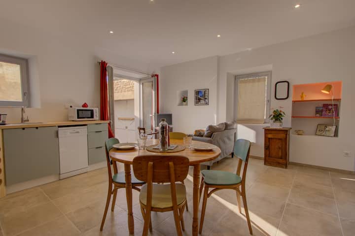 Maison Rénovée Centre Historique Avec Cour Privée - Valaurie