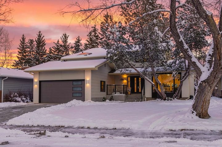 Board Games, King Bed, Cocoa Bar, & Firewood! - Calgary