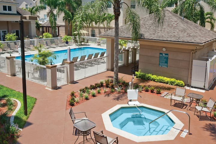 Southwest Florida Getaway! 3 Units, Outdoor Pool! - Fort Myers, FL