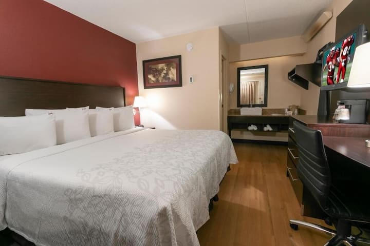 2 Rooms Near Columbus Convention Center W/ Parking - Columbus, OH