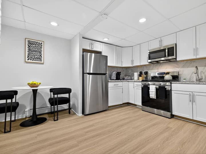 New! Lux 2br W/ 400 Mbps Wifi | Roku Tv & Games! - Hyde Park - Boston