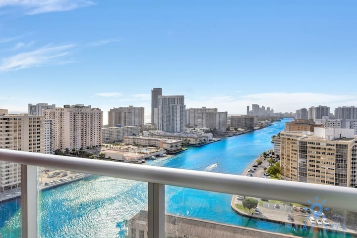Spectacular Apt: Amazing Pools + Gym - Hallandale Beach, FL