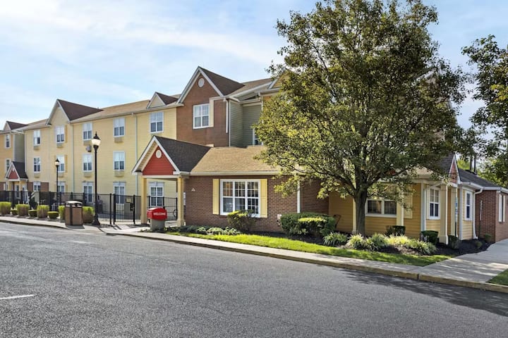 Near Cherry Hill + Full Kitchens & Free Parking - Philadelphia, PA