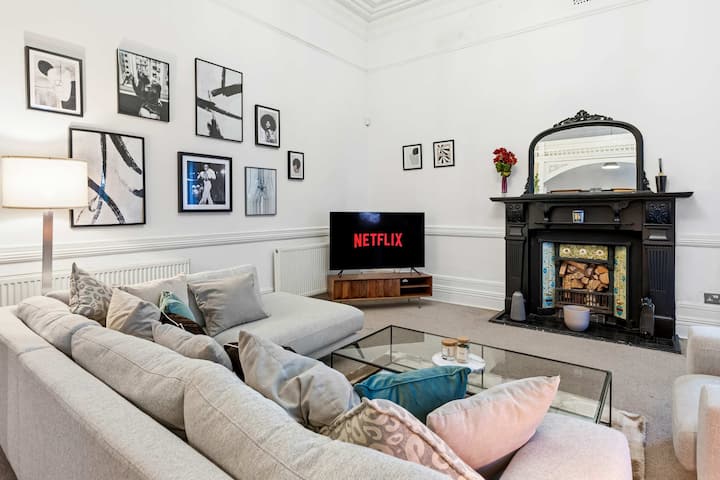 Elegant Victorian 2br Home | 3 Beds + Free Parking - Wirral