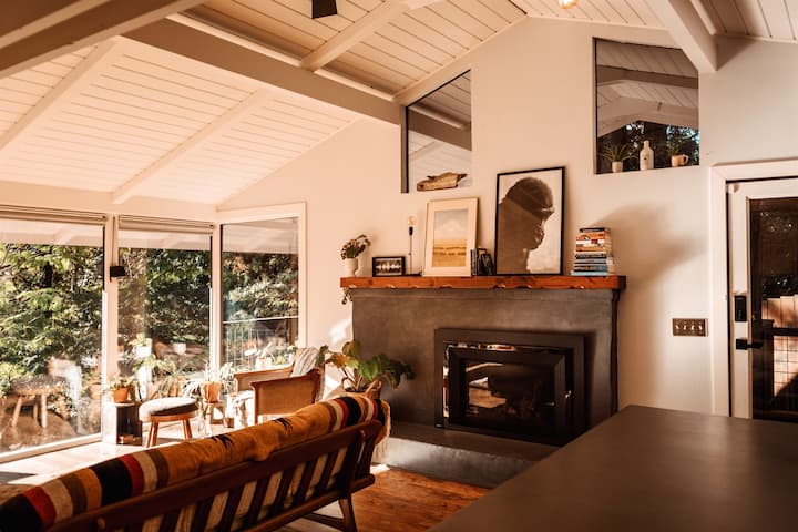 Riverhaus- Boutique 1br W/ Hot Tub • Natural Sunli - Guerneville, CA
