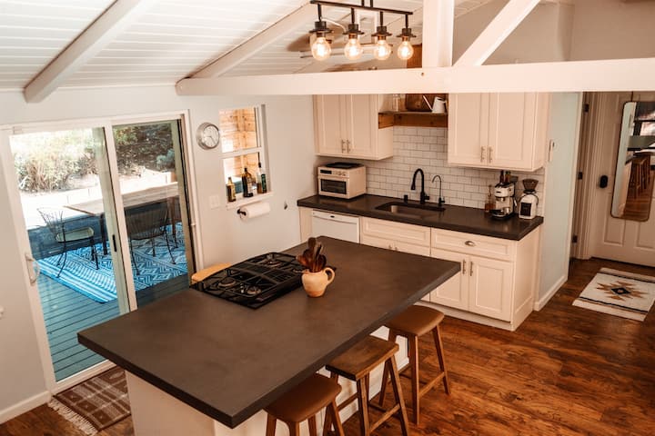 Riverhaus- Boutique 1br W/ Hot Tub • Natural Sunli - Monte Rio, CA