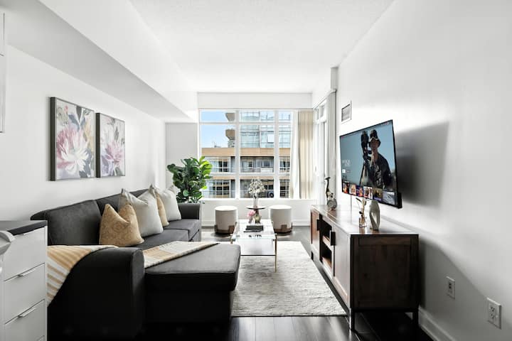 Modern Lakefront 2br With Patio - Mississauga