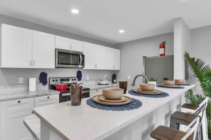 Bright 2br Condo Near Restaurants & Entertainment - Arlington, TX