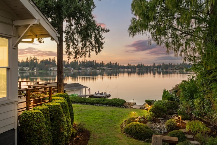 Cozy Lakefront Cottage Fireplace, Views + Spa Bath - Tacoma, WA