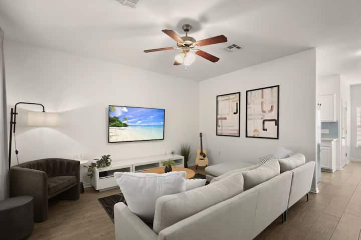 Inviting Modern Escape Near Downtown Austin Vibes - Austin, TX