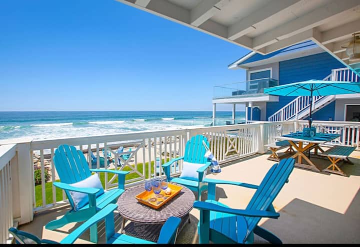 Beach House With Expansive Oceanfront Yard - Oceanside
