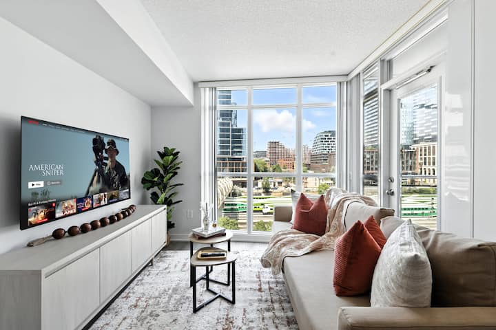 Bright 2br Condo With Patio By Waterfront - Toronto